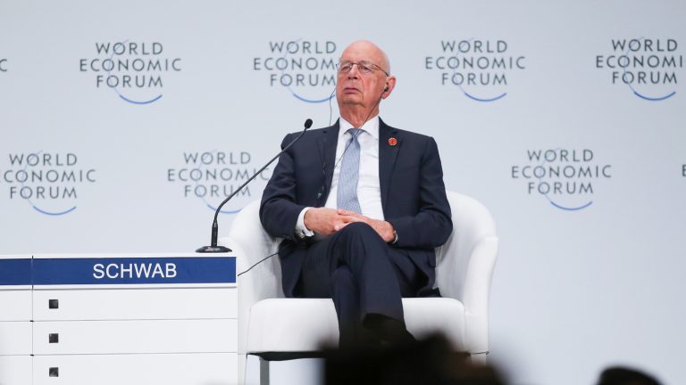 Klaus Schwab (WEF) treedt af: zijn droom is verder weg dan ooit